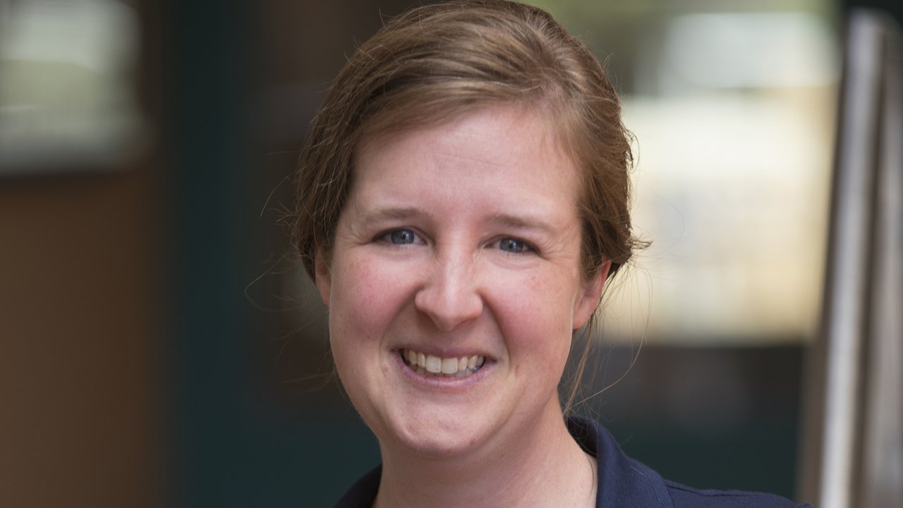 Q&A: From parakeets to people with Elizabeth Hobson | Santa Fe Institute